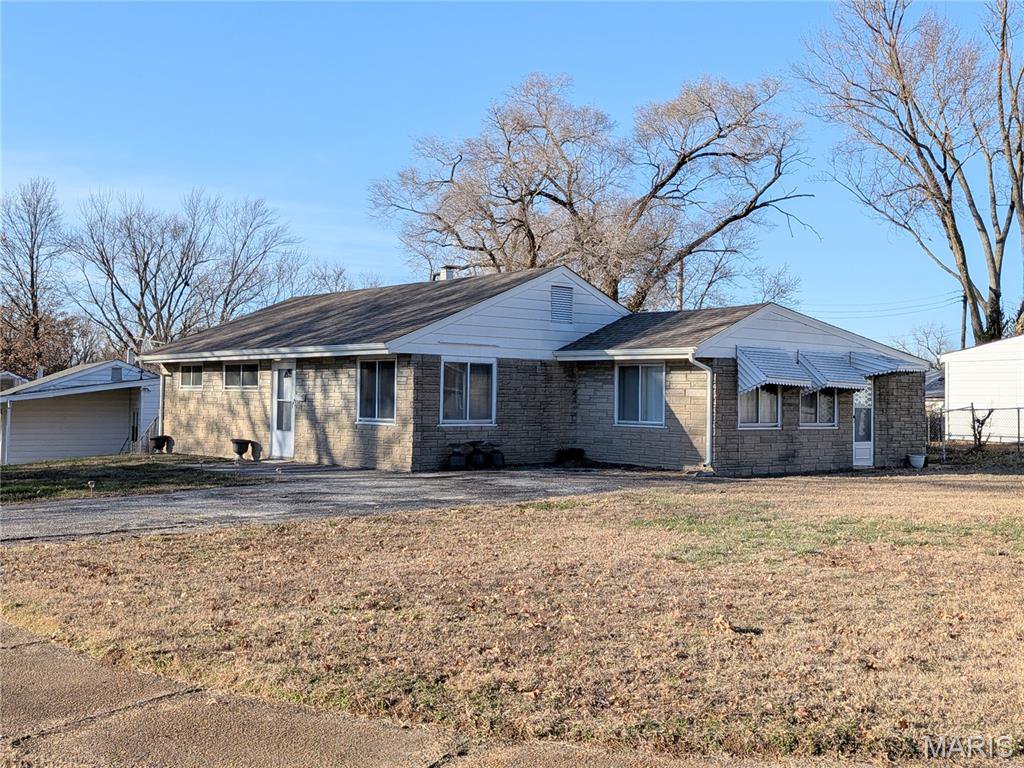 7801 Ellington Dr, St Louis, 63121