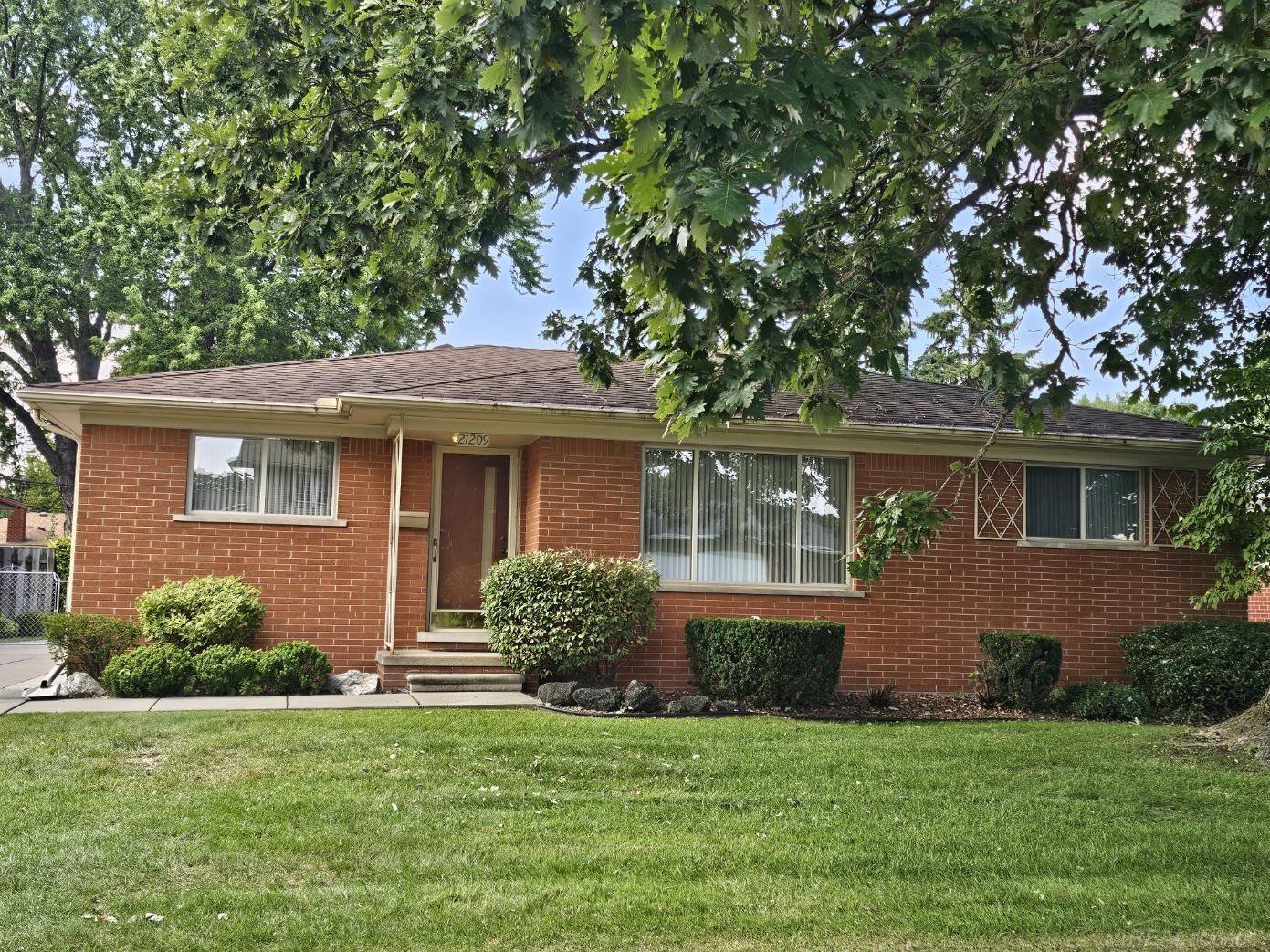 21209 Raymond Street, Saint Clair Shores, 48082